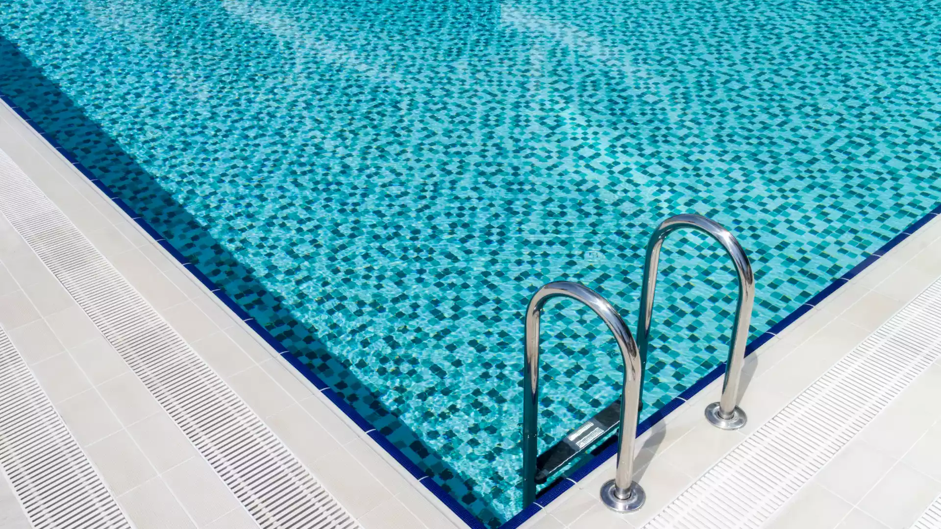 5 sinais surpreendentes de um vazamento na piscina e como consertá-los